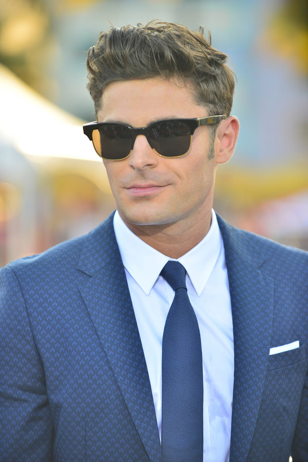 Zac Efron smeul by die Baywatch-première | rooi rose