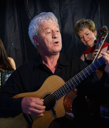 Jannie du Toit bring Koos Doep en Jacques Brel na die Lae Lande | rooi rose