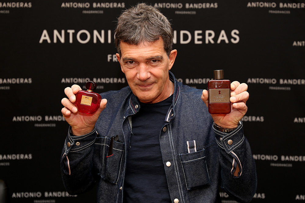 Antonio Banderas smeul in Suid-Afrika | rooi rose