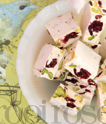 Pistasieneut-en-bosbessie-nougat | rooi rose