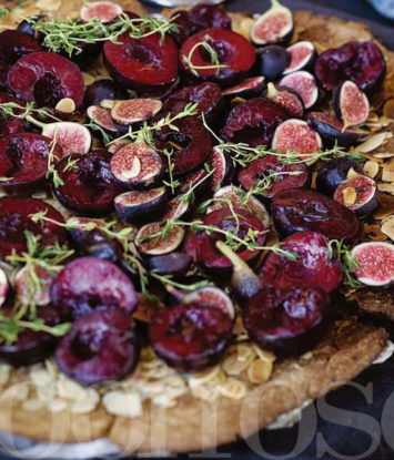 Pruim-en-vye-tert met dubbelroomvla | rooi rose