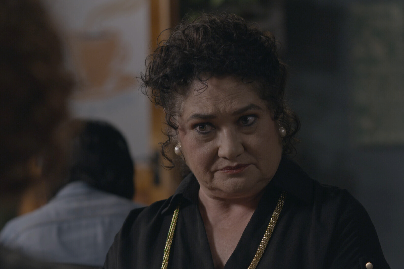 Charlotte Butler maak golwe in haar 'Diepe Waters'-debuut | rooi rose
