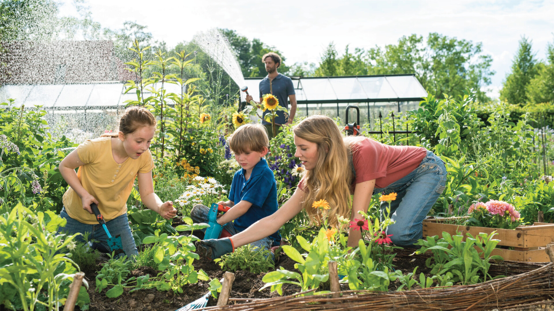Jou Noodsaaklike Gids Vir Tuinmaaktake In Die Lente Rooi Rose